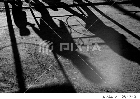 影 人影 長い影の写真素材 [564745] - PIXTA