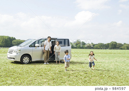 ドライブ ファミリー 家族の写真素材 [984597] - PIXTA