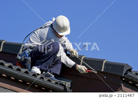 屋根で作業をする作業員の写真素材 [2111467] - PIXTA
