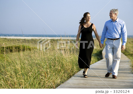 Couple holding hands.の写真素材 [3320124] - PIXTA