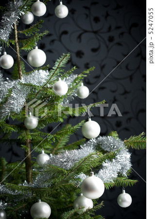 Silver decorated Christmas tree with balls and...の写真素材 [5247055] - PIXTA
