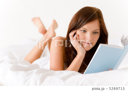 Bedroom - young woman read bookの写真素材 [5269713] - PIXTA