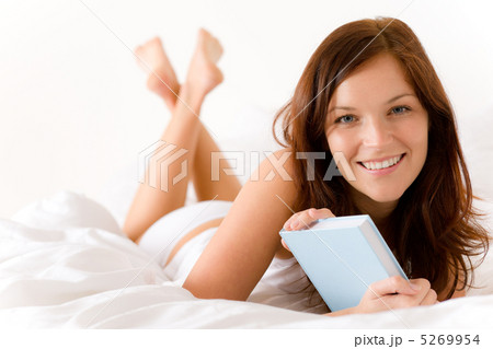 Bedroom - young woman with bookの写真素材 [5269954] - PIXTA