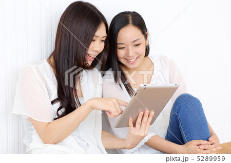 iPadを見る女性二人の写真素材 [5289959] - PIXTA