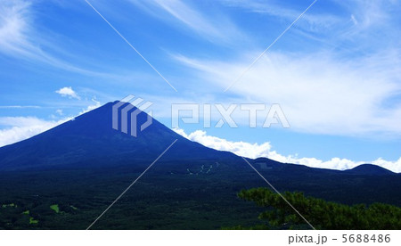 松前景に初秋の青富士(2012.9.24)・山梨県側から右側稜線・横位置横長の写真素材 [5688486] - PIXTA