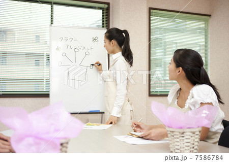 講義を受ける女性の写真素材 [7586784] - PIXTA