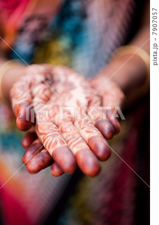 Woman with henna decorated hands, Kathmandu, Nepalの写真素材 [7907057] - PIXTA