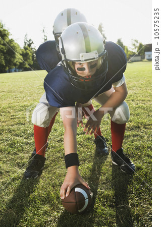 Football center preparing to snap footballの写真素材 [10575235] - PIXTA
