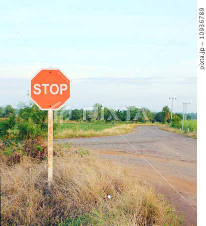 stop sign in a country roadの写真素材 [10936789] - PIXTA