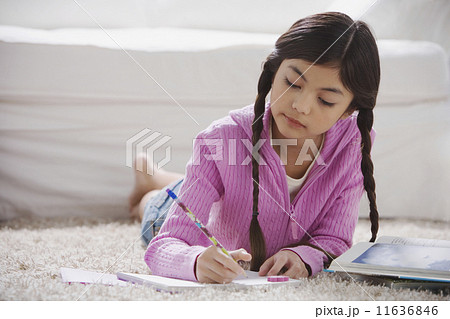 Young Hispanic girl doing homework on the floorの写真素材 [11636846] - PIXTA