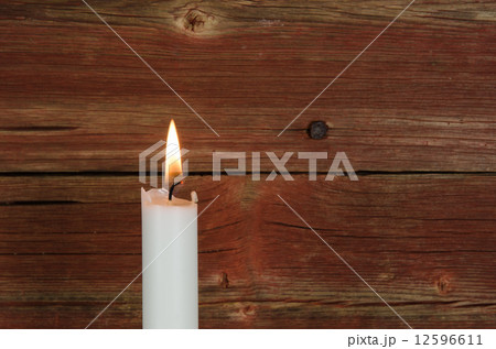 Single candlelight at old wallの写真素材 [12596611] - PIXTA