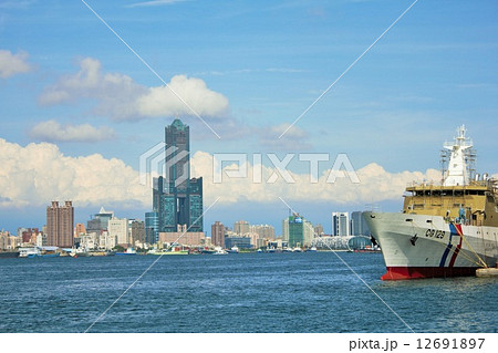 高雄の風景 85ビルと海と船の写真素材 [12691897] - PIXTA