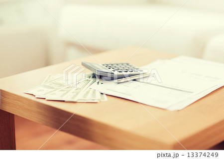 close up of money and calculator on table at homeの写真素材 [13374249] - PIXTA