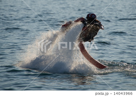 Flyboarder tucked up into ball falling inの写真素材 [14043966] - PIXTA