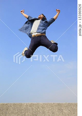 Happy man run and jumpの写真素材 [15390926] - PIXTA