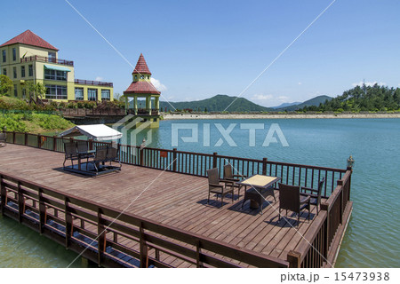 Outdoor seating platform in the lakeの写真素材 [15473938] - PIXTA