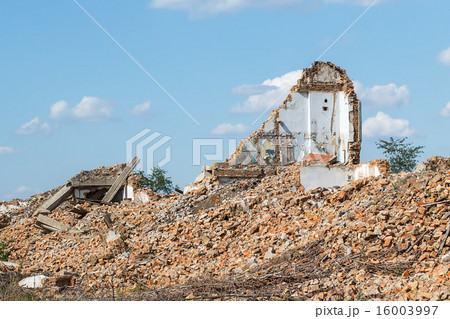 The ruins of bombed-out brick building.の写真素材 [16003997] - PIXTA