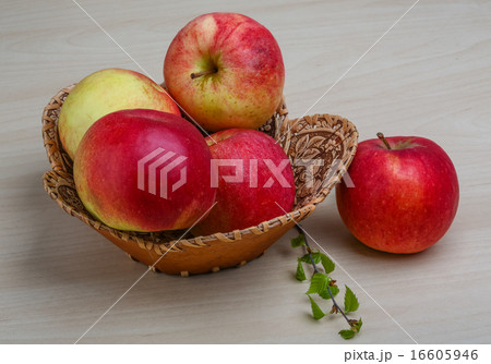 Few applesの写真素材 [16605946] - PIXTA