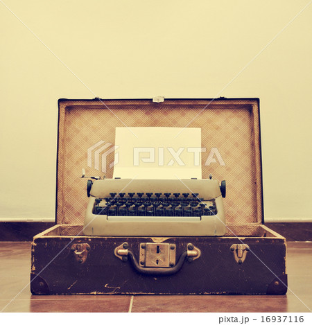 old typewriter in an old suitcase, retro effectの写真素材 [16937116] - PIXTA
