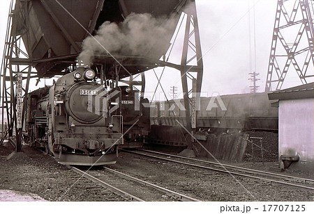 給炭中のD51・D52 北海道長万部機関区 昭和45年の写真素材 [17707125] - PIXTA