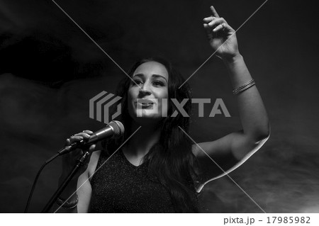 Lady Singer | materials | digitalstage