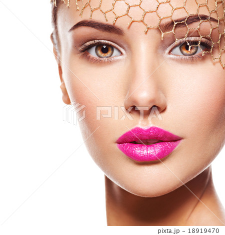 beautiful woman wears golden veil on face.の写真素材 [18919470] - PIXTA