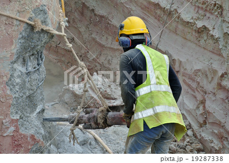 Construction workers using mobile concrete hackerの写真素材 [19287338] - PIXTA