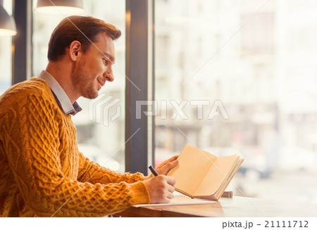 Content man making notesの写真素材 [21111712] - PIXTA