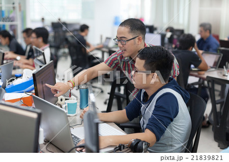 Asian Colleagues Software Developers Team Sittingの写真素材 [21839821] - PIXTA