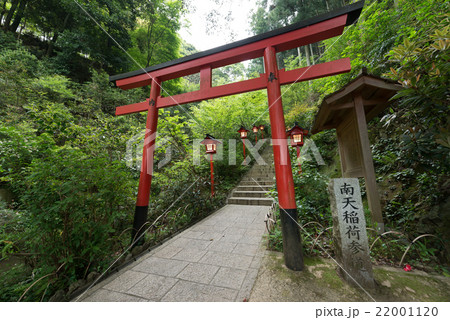 Tori, red pole at Japanese shrineの写真素材 [22001120] - PIXTA