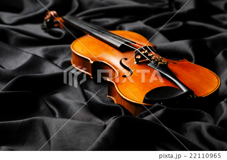 aged violin on dark fabric textureの写真素材 [22110965] - PIXTA