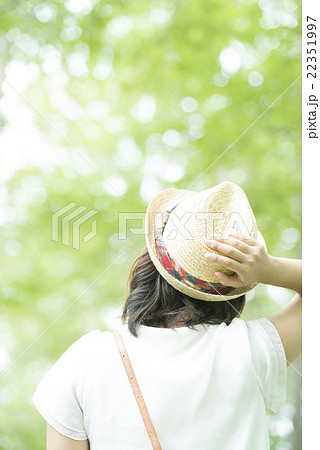 空を見上げる女性の後姿の写真素材 [22351997] - PIXTA