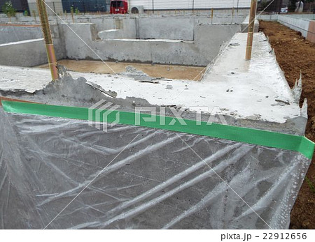 型枠を外すとコンクリートバリが現れますの写真素材 [22912656] - PIXTA