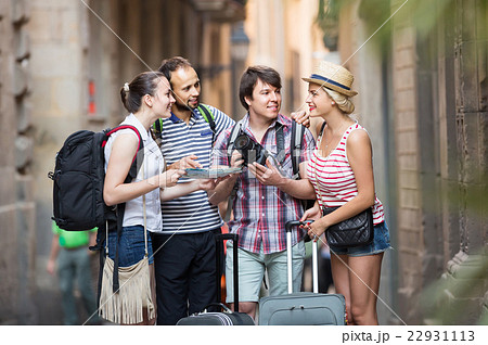 tourists with map exploring the city destinationの写真素材 [22931113] - PIXTA
