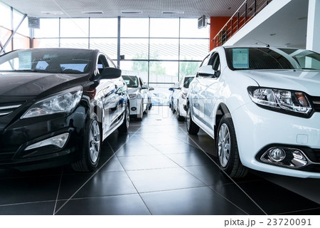 New cars at dealer showroomの写真素材 [23720091] - PIXTA