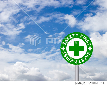 wording "Safety first" in green traffic signの写真素材 [24061331] - PIXTA