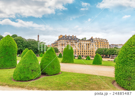 Park near main entrance to Les Invalides. の写真素材 [24885487] - PIXTA