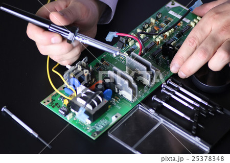 man hands chip soldering toolsの写真素材 [25378348] - PIXTA