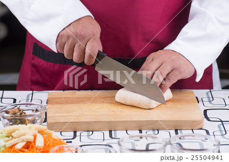 Chef slicing tofu for cookingの写真素材 [25504941] - PIXTA