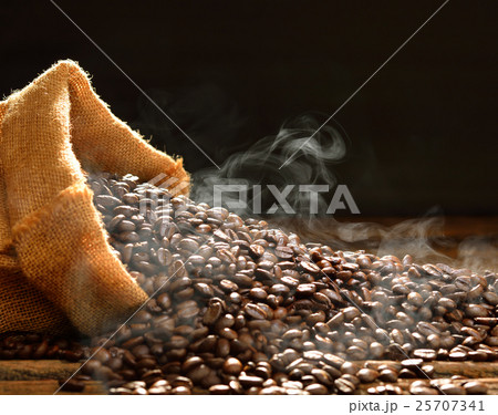 Coffee beans with smoke in burlap sackの写真素材 [25707341] - PIXTA