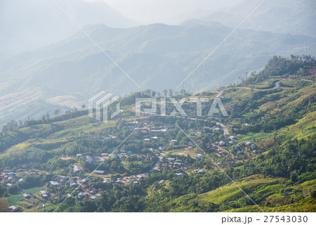 Road curve to Phu Tub Berk Mountain, Petchabunの写真素材 [27543030] - PIXTA