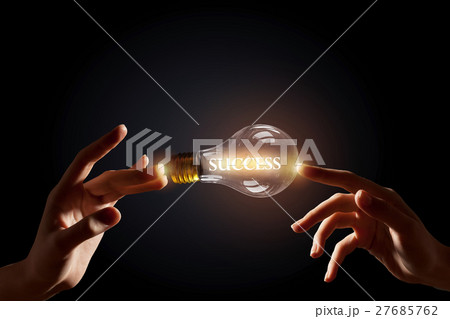 Hand pointing light bulbの写真素材 [27685762] - PIXTA