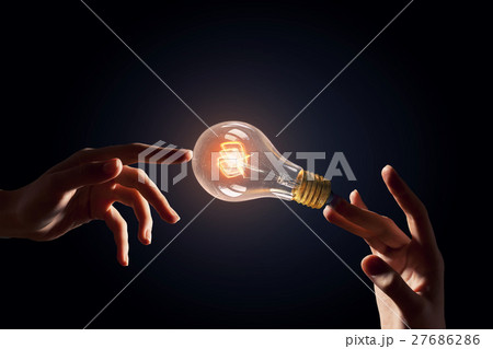 Hand pointing light bulbの写真素材 [27686286] - PIXTA