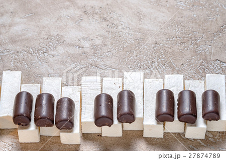 Piano keys laid out chocolates candyの写真素材 [27874789] - PIXTA