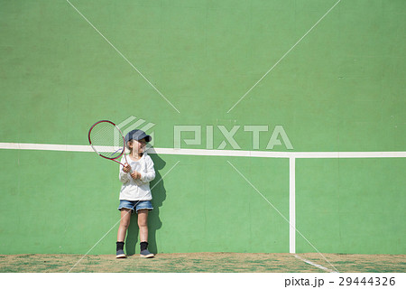 テニスをする女の子の写真素材 [29444326] - PIXTA