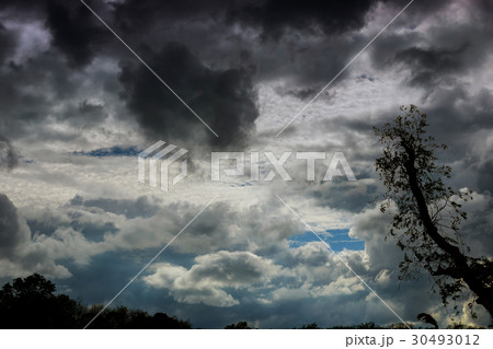 Thundercloud with possible formation of a tornadoの写真素材 [30493012] - PIXTA