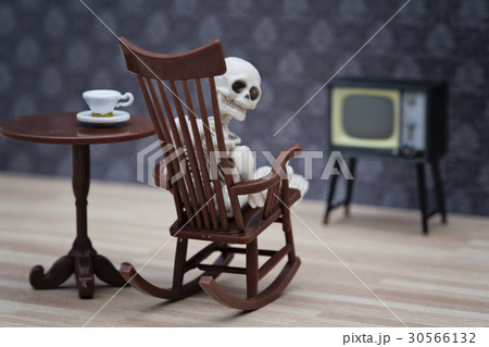 The skeleton watching tv | materials | digitalstage