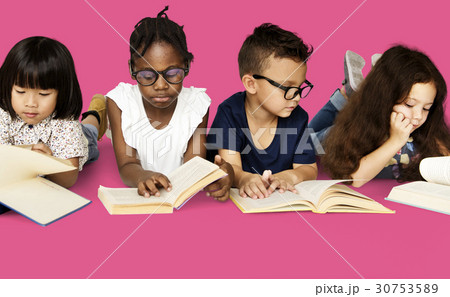 Diverse Group Of Kids Study Read Bookの写真素材 [30753589] - PIXTA