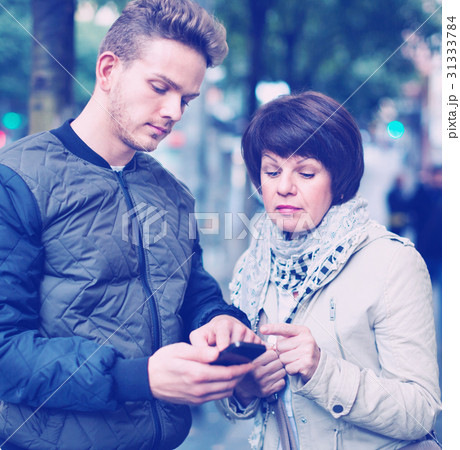 Female tourist asks for directions from localの写真素材 [31333784] - PIXTA