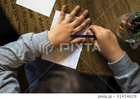 Young kid drawing from aboveの写真素材 [31454629] - PIXTA